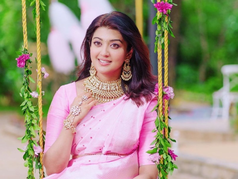 Pranitha Subhash PICS: सावन में झूला झूलते दिखीं प्रणिता सुभाष ...