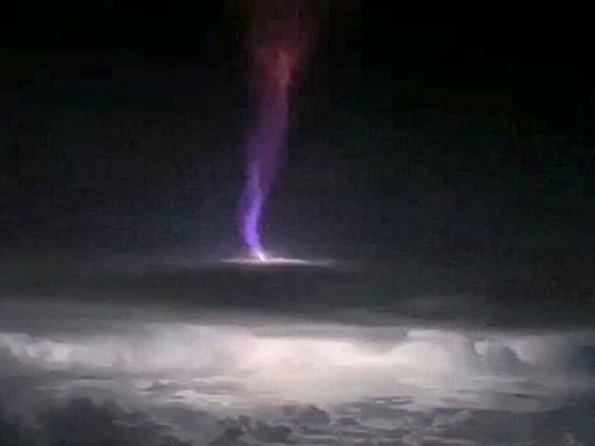 50 हजार साल में एक बार दिखता है ऐसा नजारा, धरती से आसमान में गिरती है ...