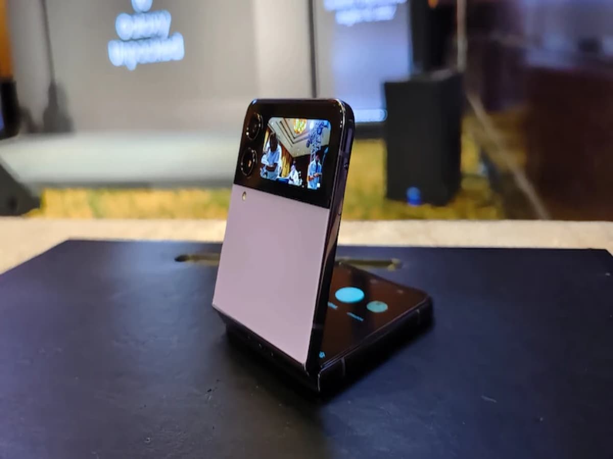 डुअल-स्क्रीन फोन पर काम कर रही है सैमसंग, मिलेगा रियर-फेसिंग ...