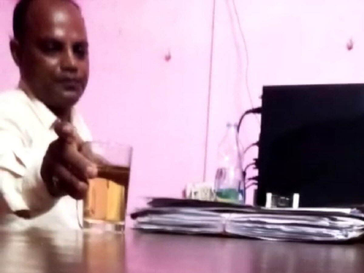 UP: ऑफिस में ही जाम छलका रहे थे सरकारी बाबू, शराब पार्टी का वीडियो ...