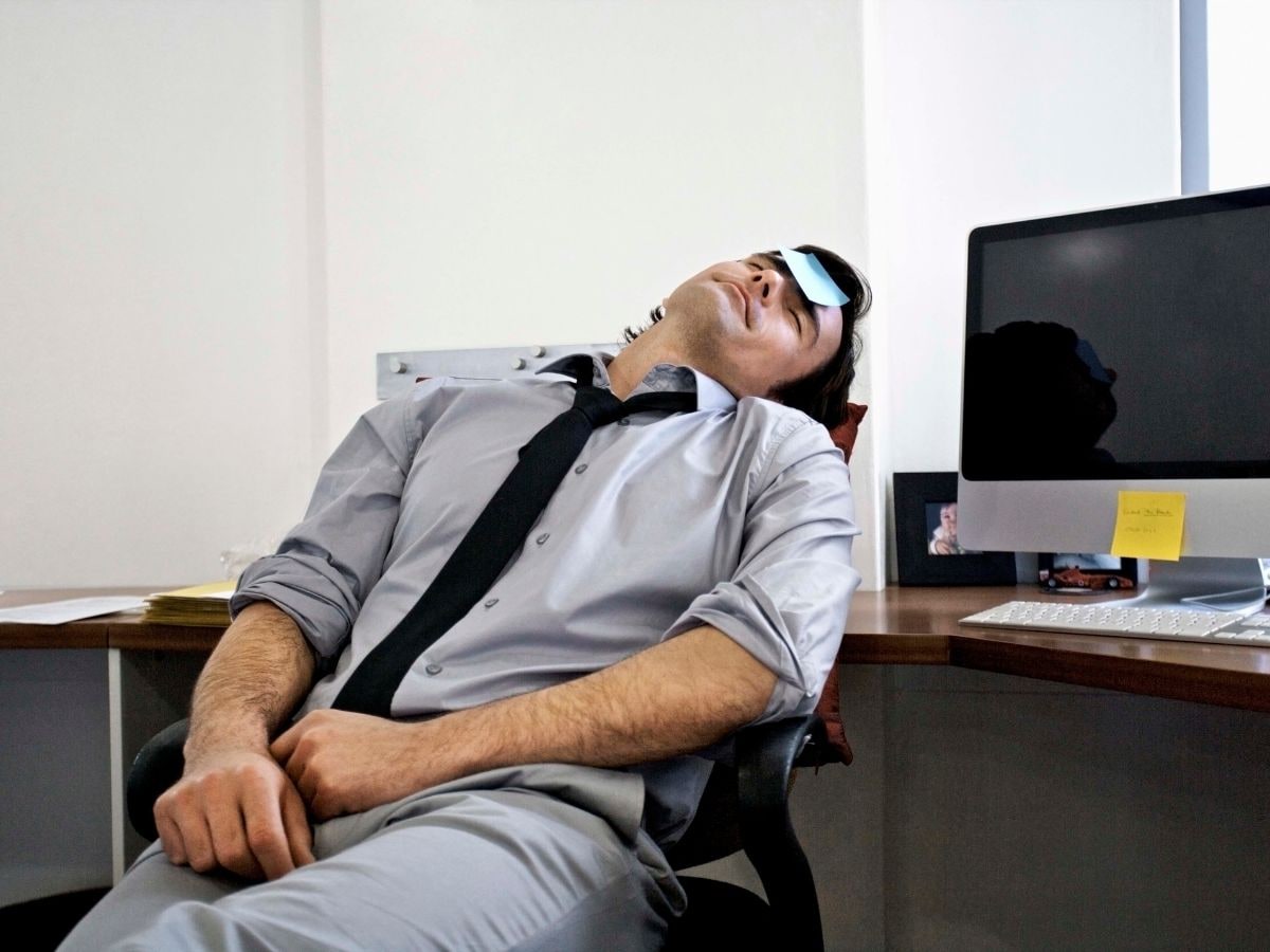 ऑफिस में काम के दौरान कर्मचारी के सोने से होगा कंपनी का फायदा ...