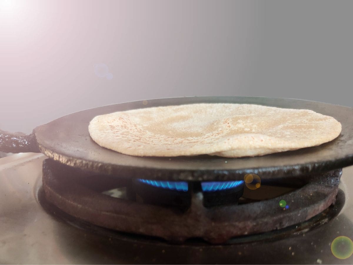 तवा साफ करने के लिए इन चीजों की लें मदद, मिनटों में नए जैसी आ जाएगी चमक ...