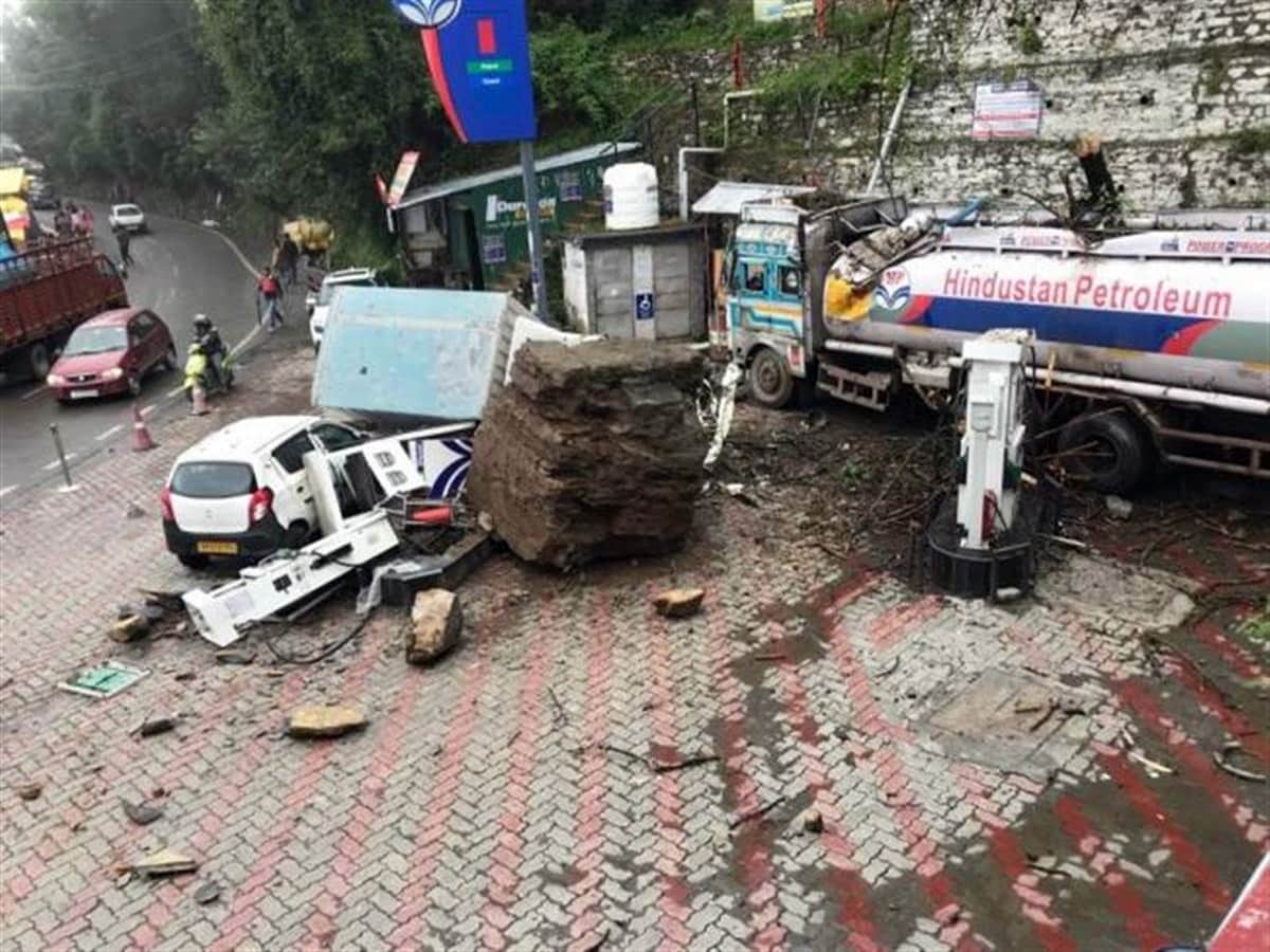 OMG! शिमला के ठियोग में पेट्रोल पंप पर चट्टान गिरने का LIVE VIDEO ...