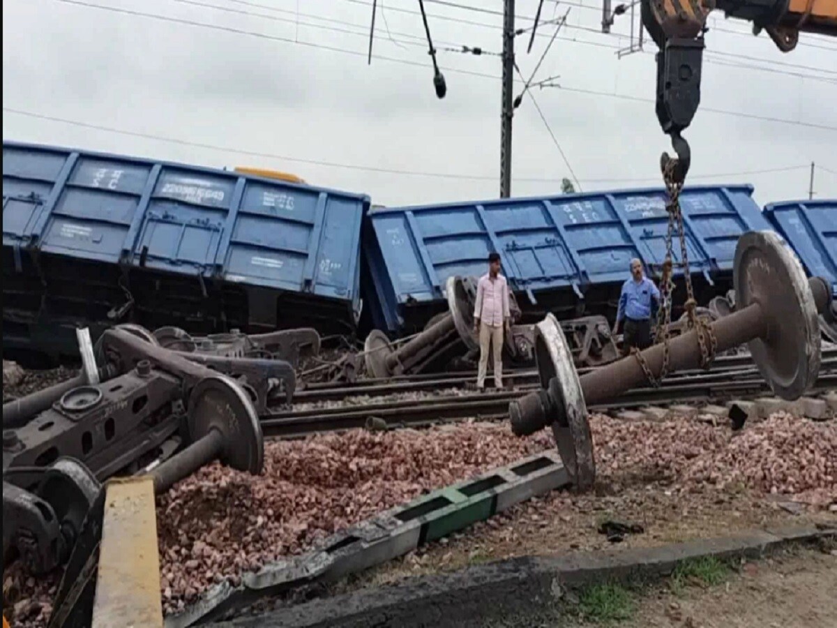 रोहतक में ट्रेन एक्सीडेंट, मालगाड़ी की सात बोगी पटरी से उतरी, ट्रैक पर ...
