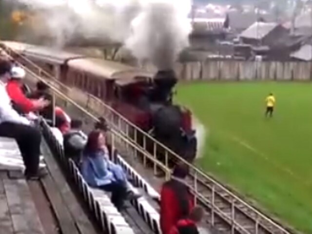 VIDEO: दुनिया का सबसे अनोखा स्टेडियम! मैदान से होकर गुजरती है ट्रेन ...