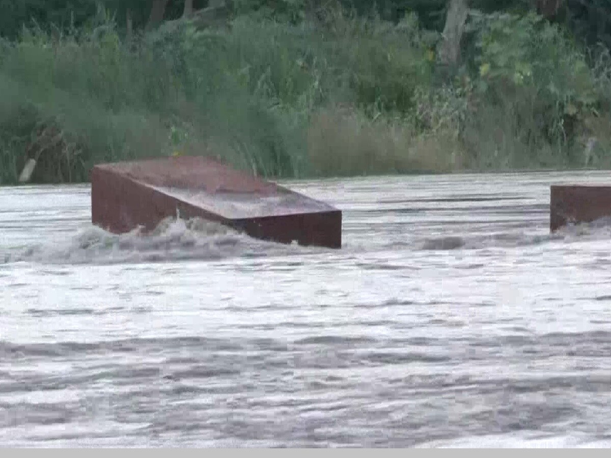 Delhi Flood Scare: दिल्ली में यमुना नदी ने फिर बढ़ाई चिंता, खतरे के ...