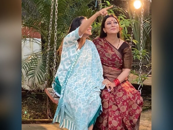 नवरात्रि पर बेटी अक्षरा सिंह पर प्यार लुटाती नजर आईं मम्मी नीलिमा सिंह ...