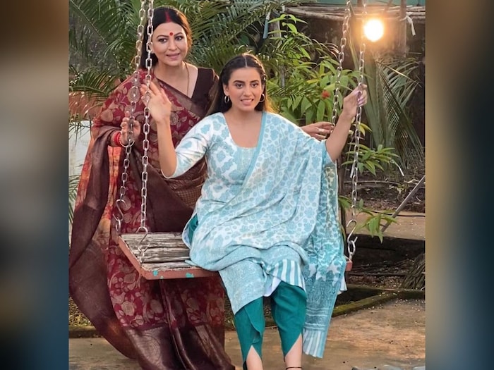 नवरात्रि पर बेटी अक्षरा सिंह पर प्यार लुटाती नजर आईं मम्मी नीलिमा सिंह ...