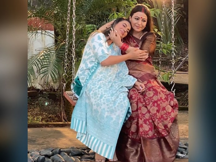 नवरात्रि पर बेटी अक्षरा सिंह पर प्यार लुटाती नजर आईं मम्मी नीलिमा सिंह ...