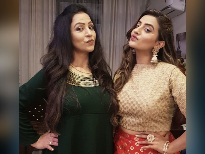 PICS: मां-पापा की गोद में बचपन के सुकून को ढूंढती दिखीं अक्षरा सिंह, देखिए अभी तक की सबसे क्यूट ...