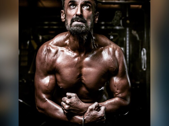 B'day Spl: 54 की उम्र में फिटनेस के मामले में छोटे एक्टर्स को टक्कर देते हैं राहुल देव, जानें ...