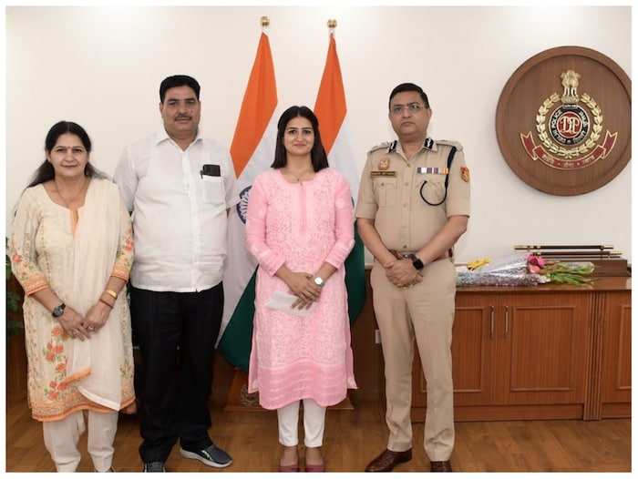 Success Story: मां ASI और पिता हेड कॉन्स्टेबल, 8वीं रैंक के साथ इशिता ...