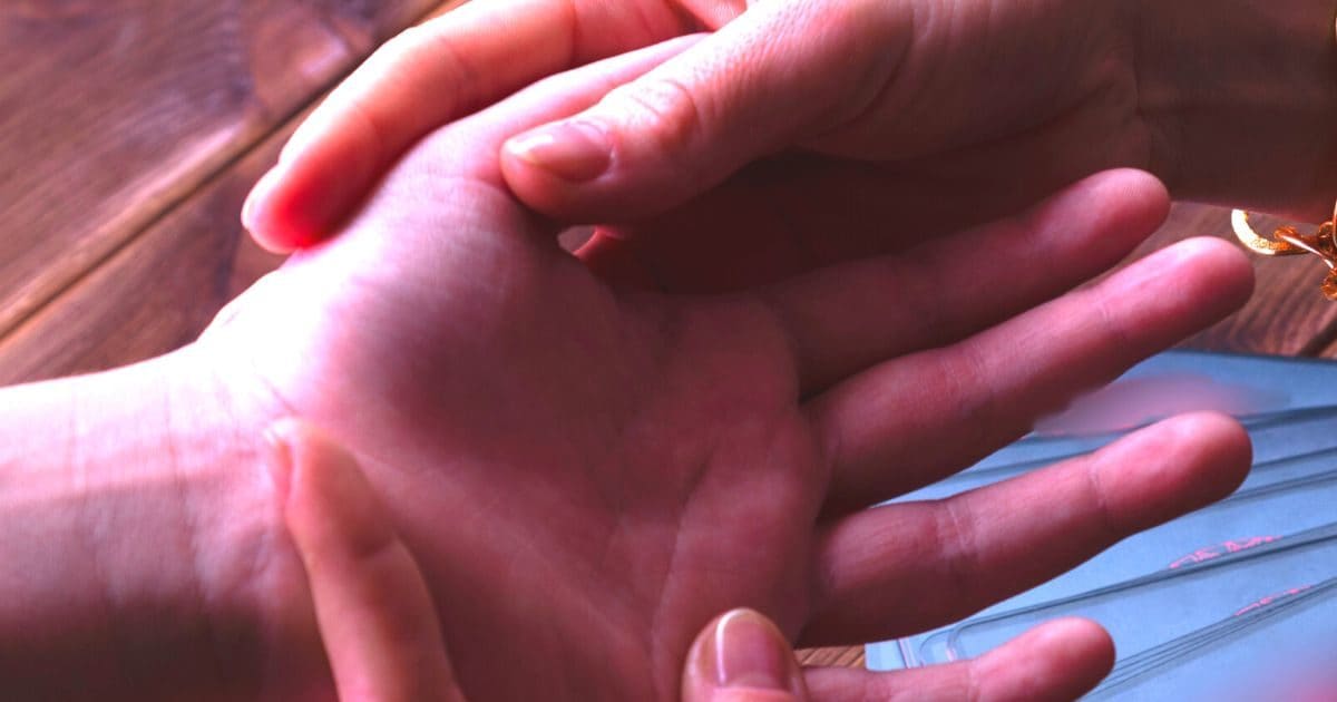 Palmistry: क्या होता है हथेली में बने 'H' के निशान का मतलब? इस उम्र में ...
