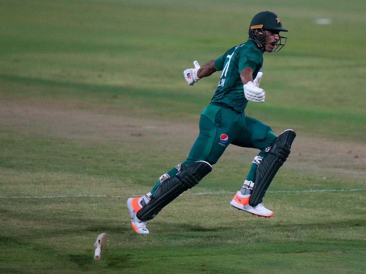 नसीम शाह के पास खुद का बैट नहीं! उधार के बल्ले से जड़े छक्के और ...