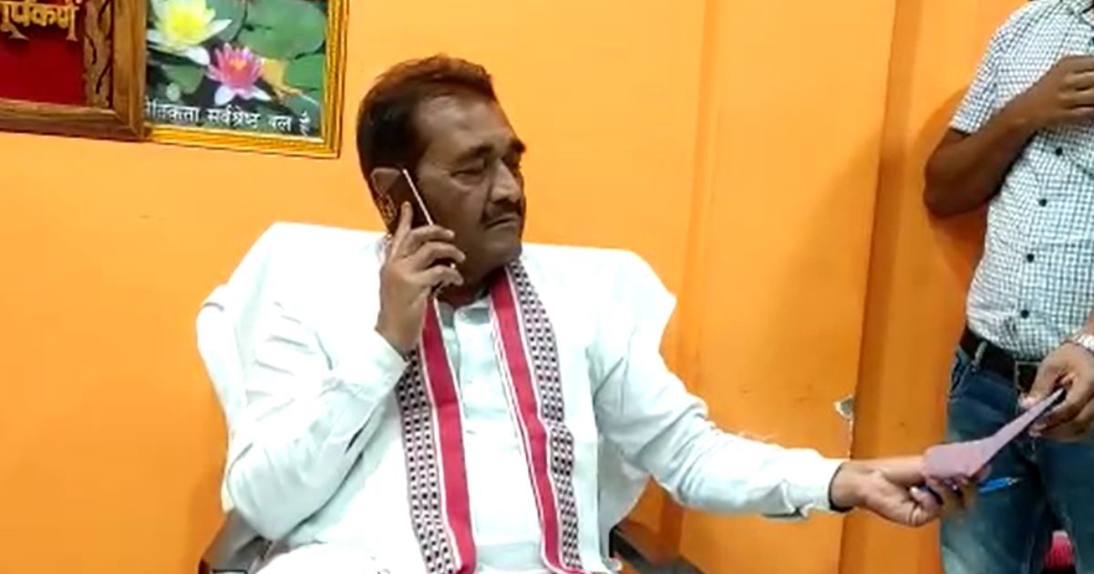 MP: मंत्री की खाद्य अधिकारी को धमकी, कहा- मेरे इलाके में कार्रवाई की तो ...