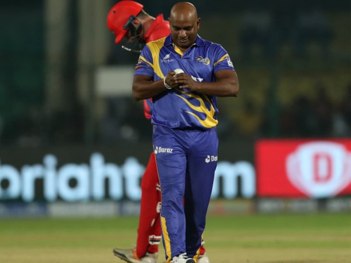 53 साल के जयसूर्या के आगे बल्लेबाजों ने घुटने टेके, 24 में से 21 गेंद पर नहीं बने रन, 4 विकेट भी ...