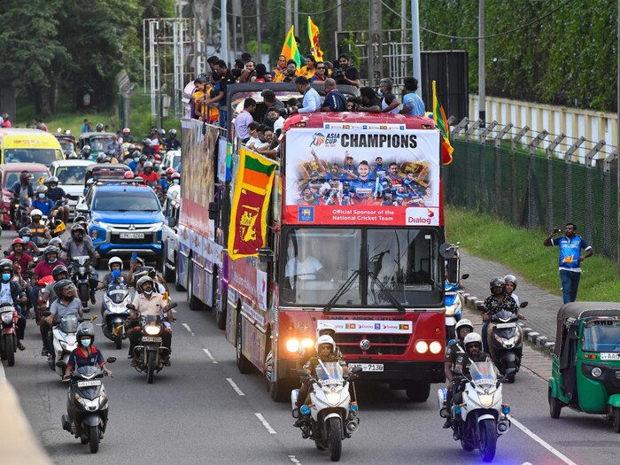 PHOTOS: एशिया कप विजेता टीम का श्रीलंका में जोरदार स्वागत, डबल डेकर बस ...
