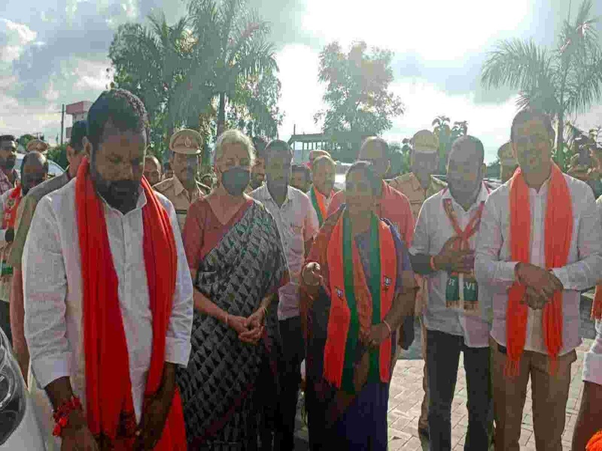 VIDEO: तेलंगाना में कांग्रेसियों ने रोका वित्त मंत्री निर्मला सीतारमण ...