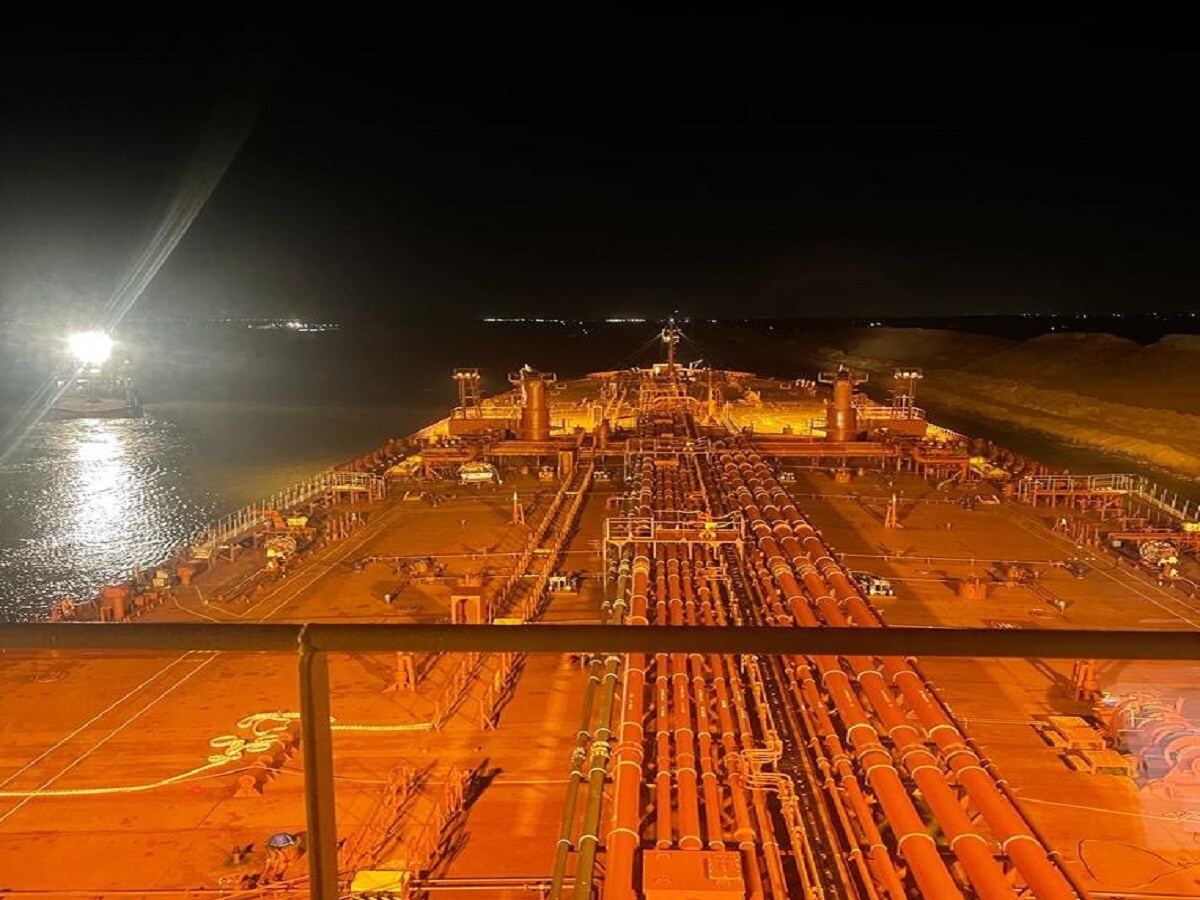 टल गया बड़ा संकट, मिस्र की स्वेज नहर में फंसे टैंकर को टग बोट्स की मदद ...