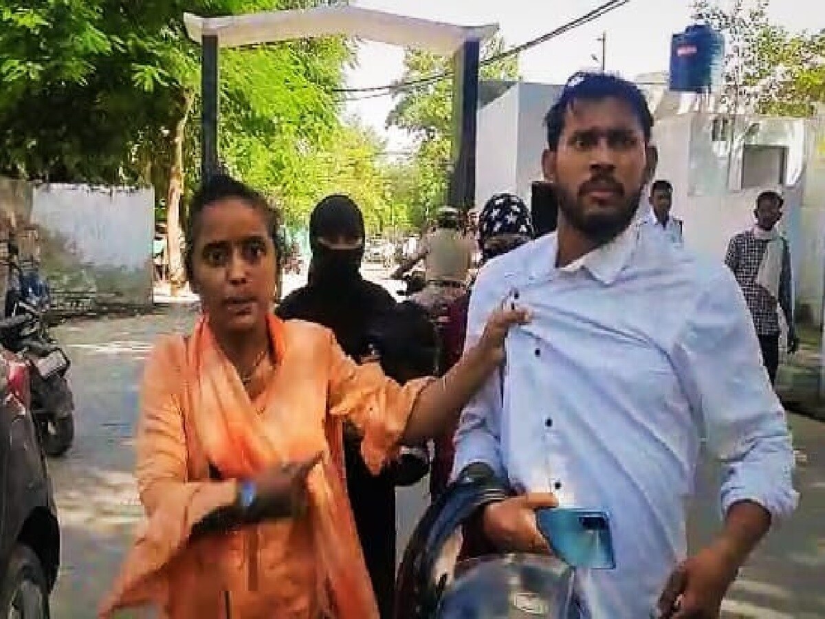 अलीगढ़ में बीच सड़क पर पति-पत्नी के बीच जमकर हुई मारपीट, जानें पूरा मामला - aligarh there was a ...