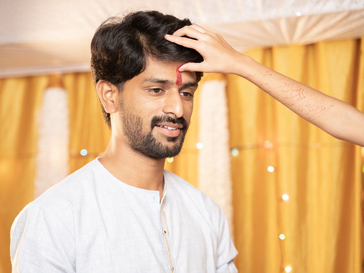 Tilak Remedies: किस अंगुली से तिलक लगाना होता है शुभ, इन बातों का रखें विशेष ध्यान - tilak ...