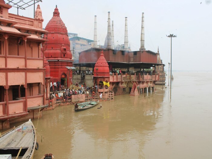 Varanasi Flood: बाढ़ में डूबा घर तो नाव को बनाया आशियाना, जानें 'गंगा ...