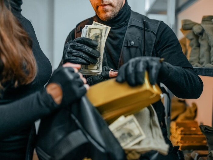 दुनिया की 5 सबसे बड़ी बैंक डकैती जिसमें लूट लिए गए अरबों रुपये, फिल्मों ...