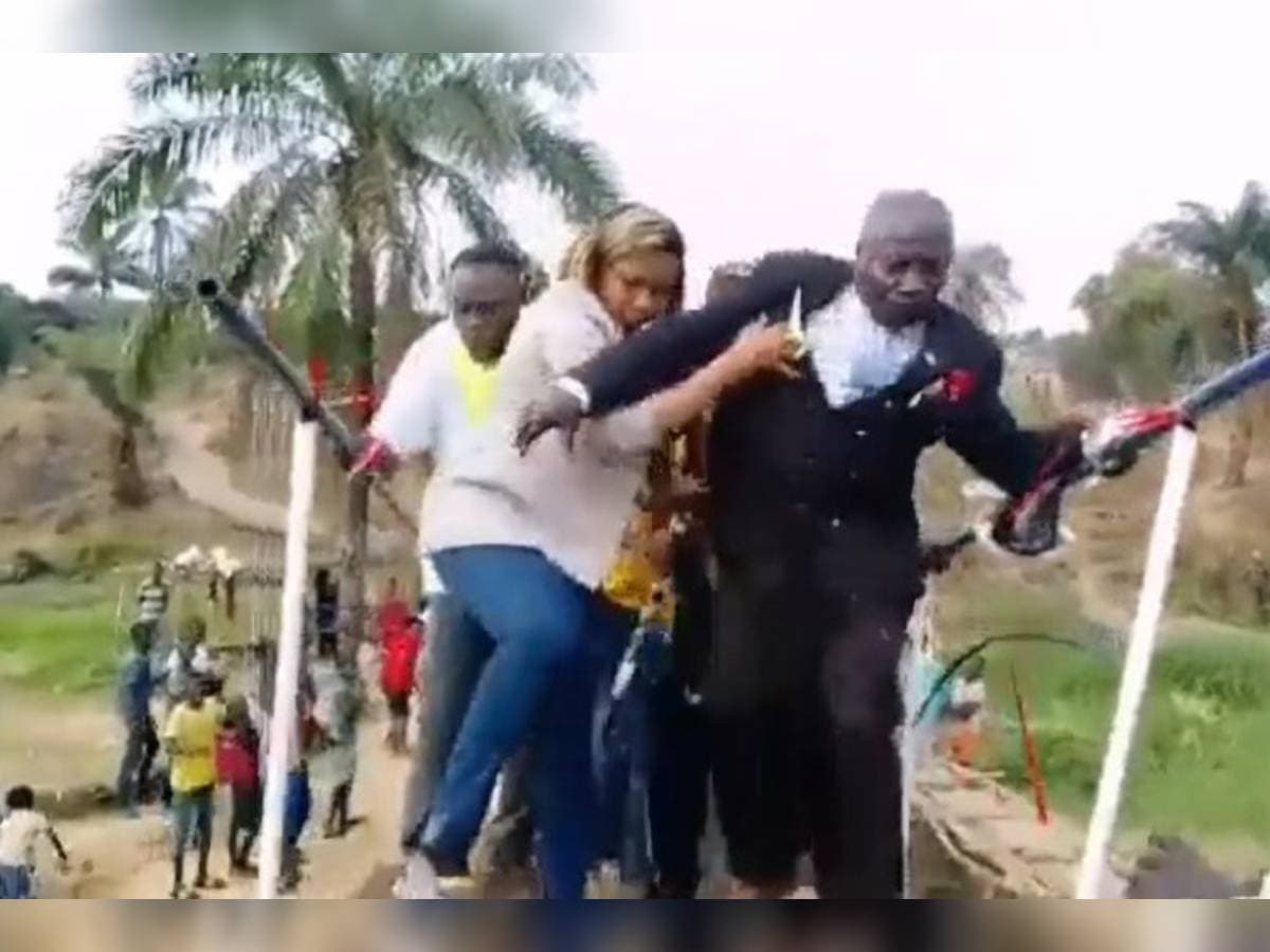 पुल का उद्घाटन करने पहुंचा था अधिकारियों का जत्था, फीता कटने से पहले ही ...