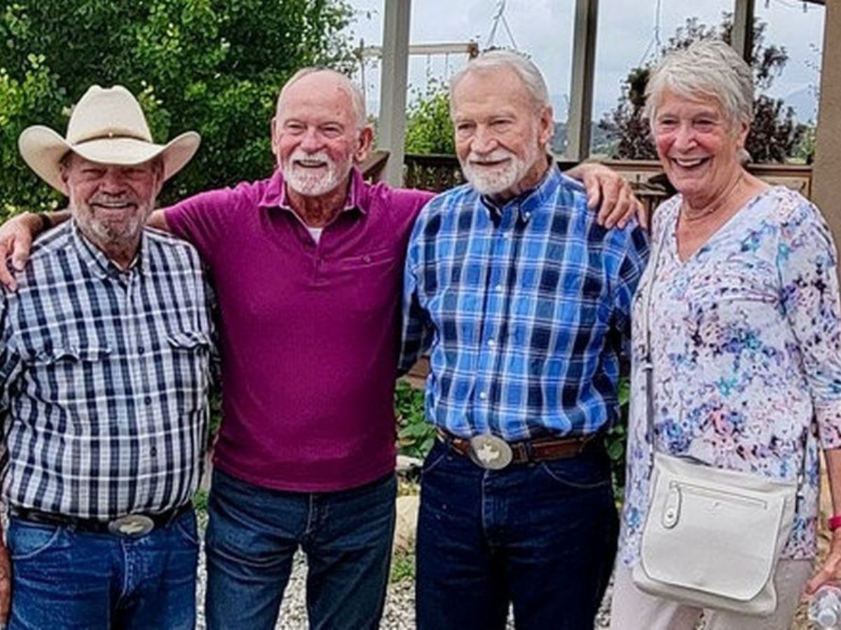 77 साल बाद अपने भाइयों से मिलकर आ गए शख्स की आंख में आंसू! मां ने जन्म ...