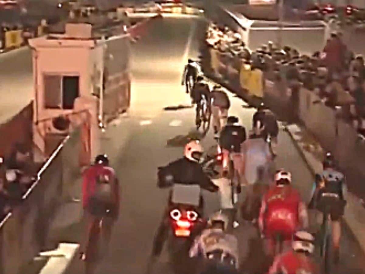 VIDEO: साइकिल रेस के दौरान शख्स ने बीच रोड पर खड़ी कर दी बाइक, टकराकर ...
