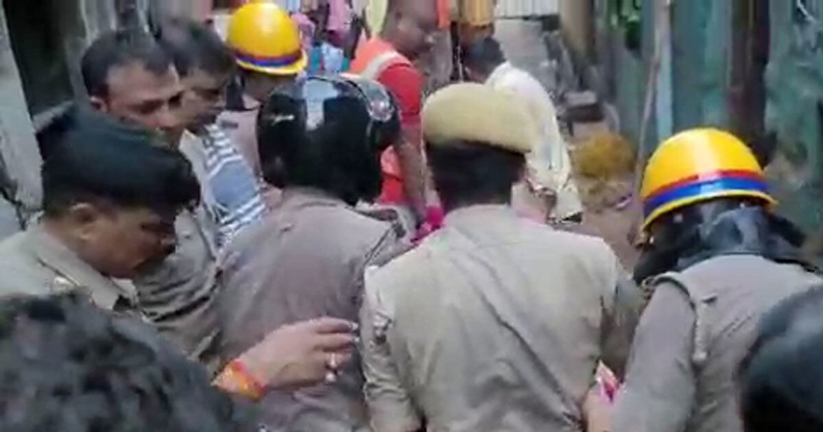 देवरिया: भरभराकर गिरा दो मंजिला मकान, पति-पत्नी और बच्ची की मौत - two storey building collapsed ...