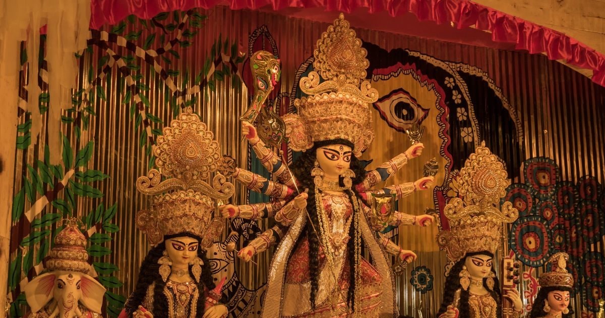 Durga Puja 2022 दुर्गा पूजा के पंडाल में मां दुर्गा के साथ हर मूर्ति
