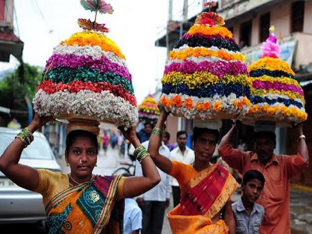 Telangana Flowers Festival: लोकपर्व 'बतुकम्मा' आज से शुरू, जानें इसकी ...