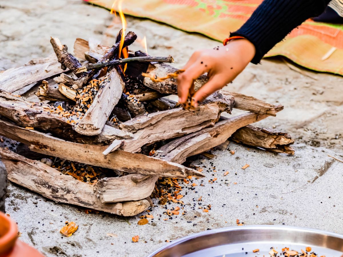 नज़र दोष दूर करने से लेकर धन लाभ तक, हवन की राख के हैं कई फायदे, जानिए ...