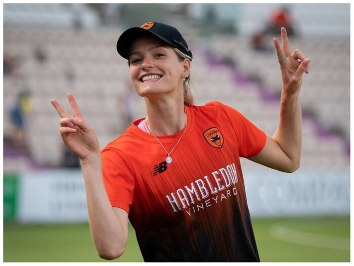 खूबसूरती में हॉलीवुड एक्ट्रेस को मात देती है यह क्रिकेटर, स्माइल बना ...