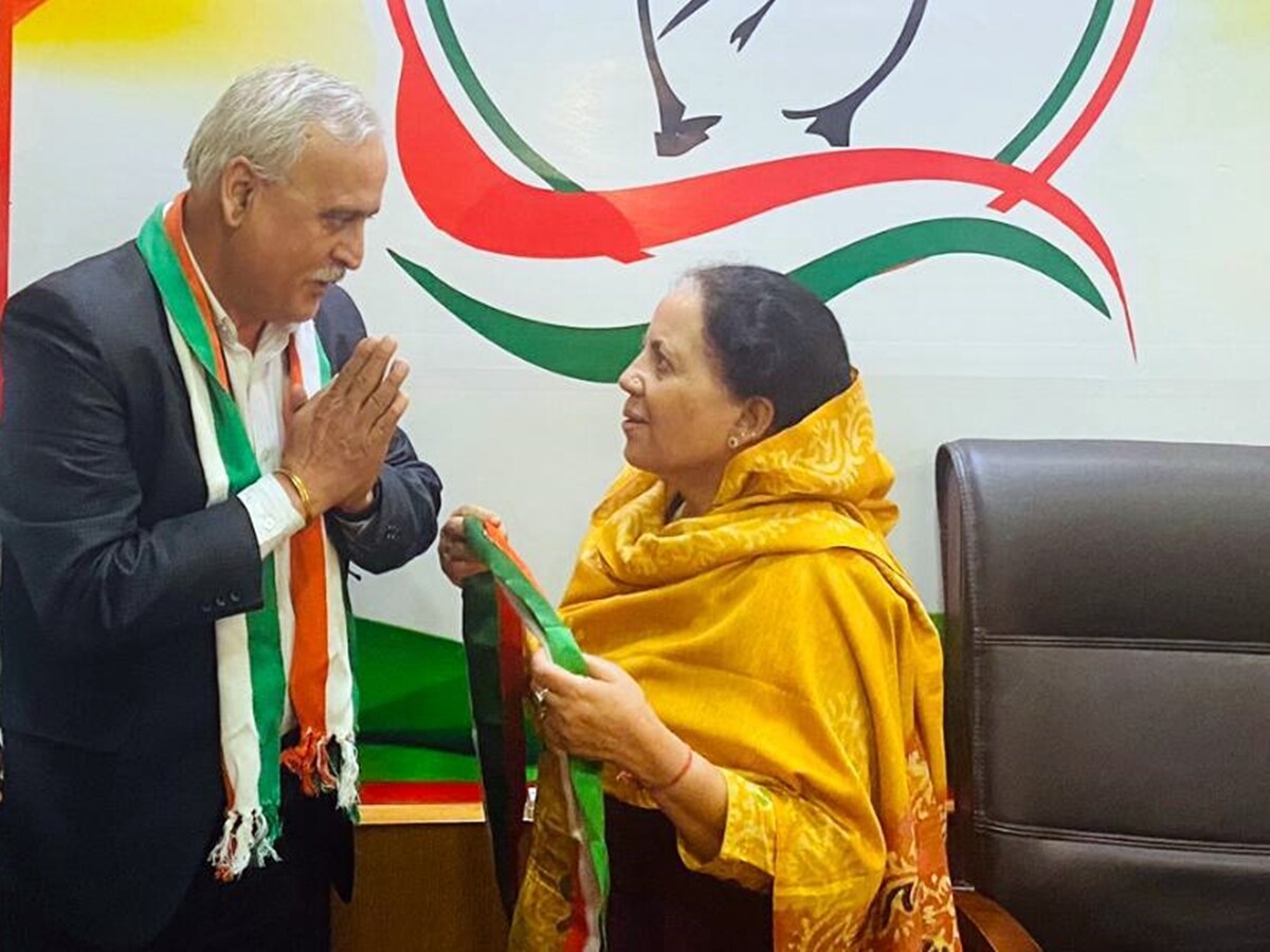 हिमाचल चुनावः रिटायरमेंट के एक दिन बाद कांग्रेस में शामिल हुए मशहूर ...