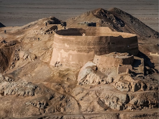 न जलाते हैं और न दफनाते हैं, फिर पारसी समुदाय में कैसे होता है अंतिम ...