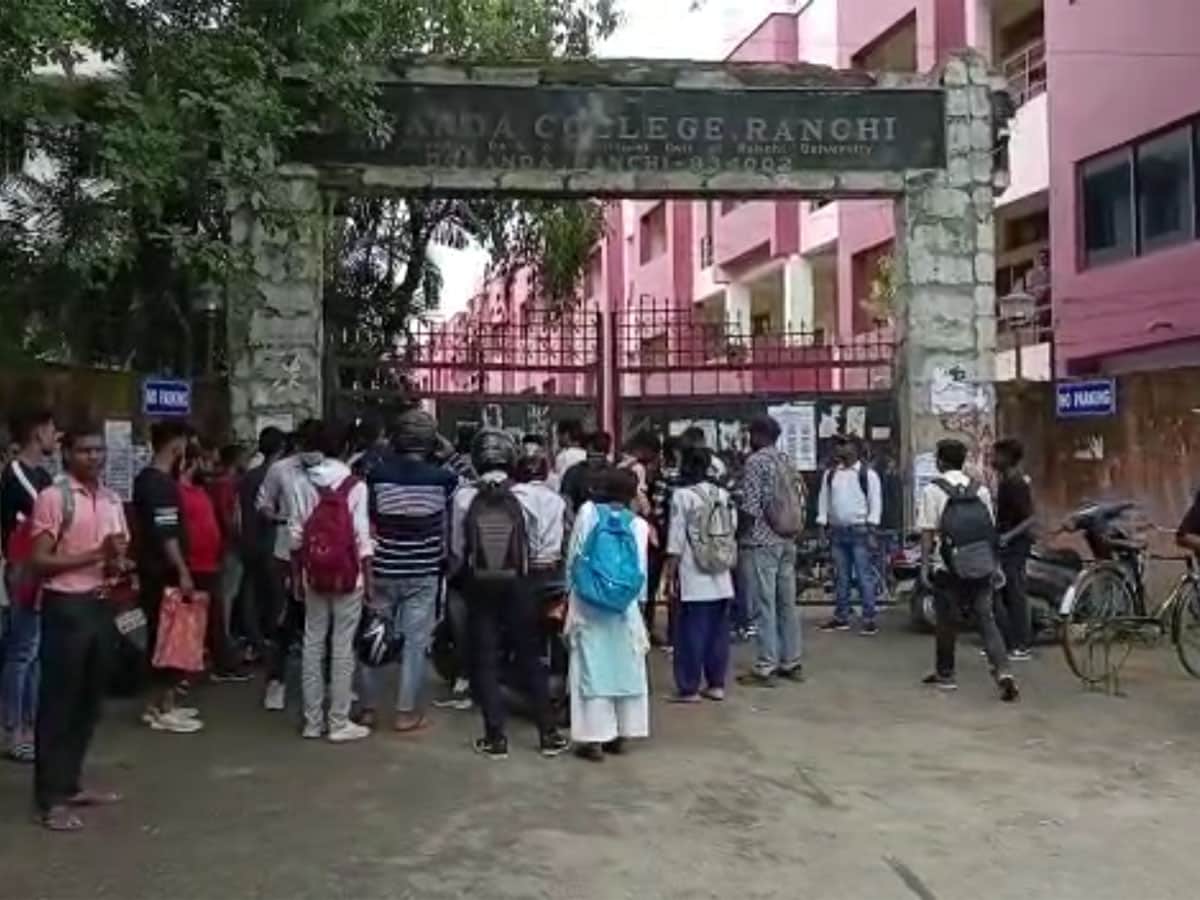 रांची: छेड़खानी का विरोध करने पर असामाजिक तत्वों ने कॉलेज में घुसकर ...