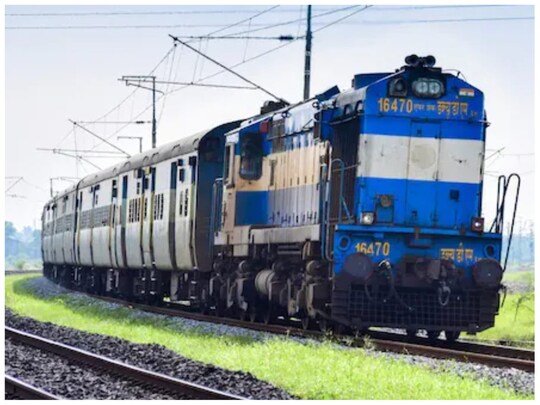 Rail Roko Abhiyan: पश्‍च‍िम बंगाल रेल रूट पर ट्रेन सेवा ठप, जहां-तहां ...