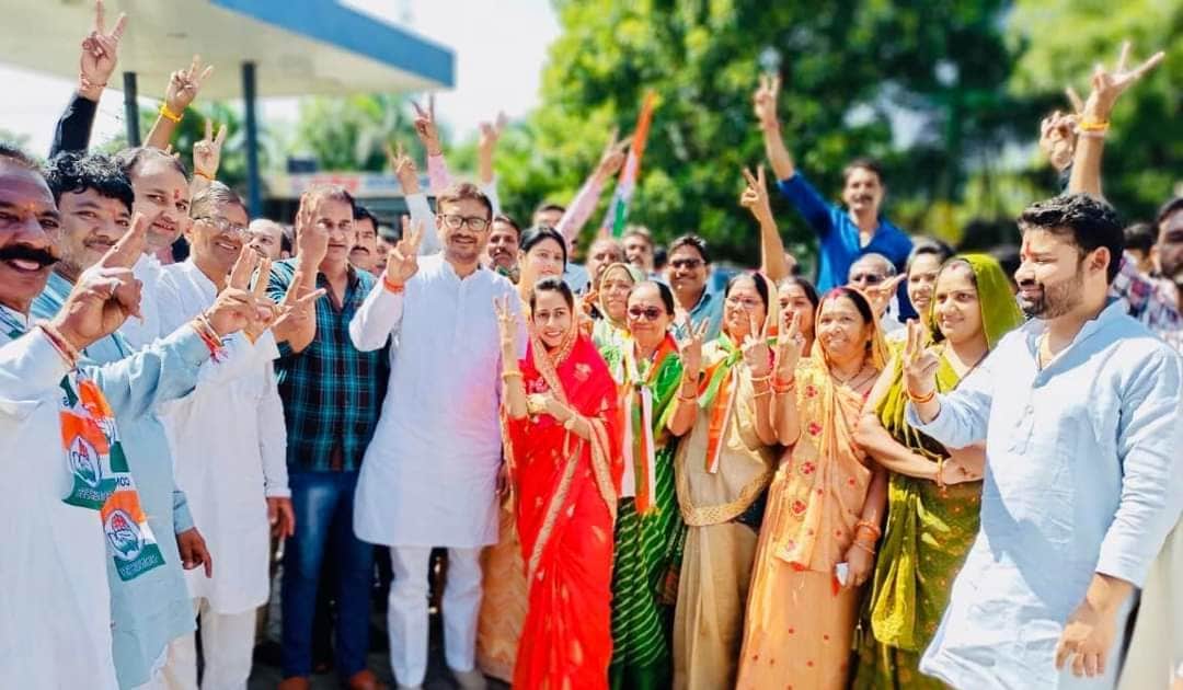 Ratlam: कांग्रेस के विधायक को महिला समर्थक ने अपने कंधे पर उठाया, जानिए ...