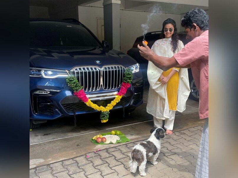 Keerthy Suresh: दशहरा के मौके पर कीर्ति सुरेश ने पहले की कार की पूजा ...
