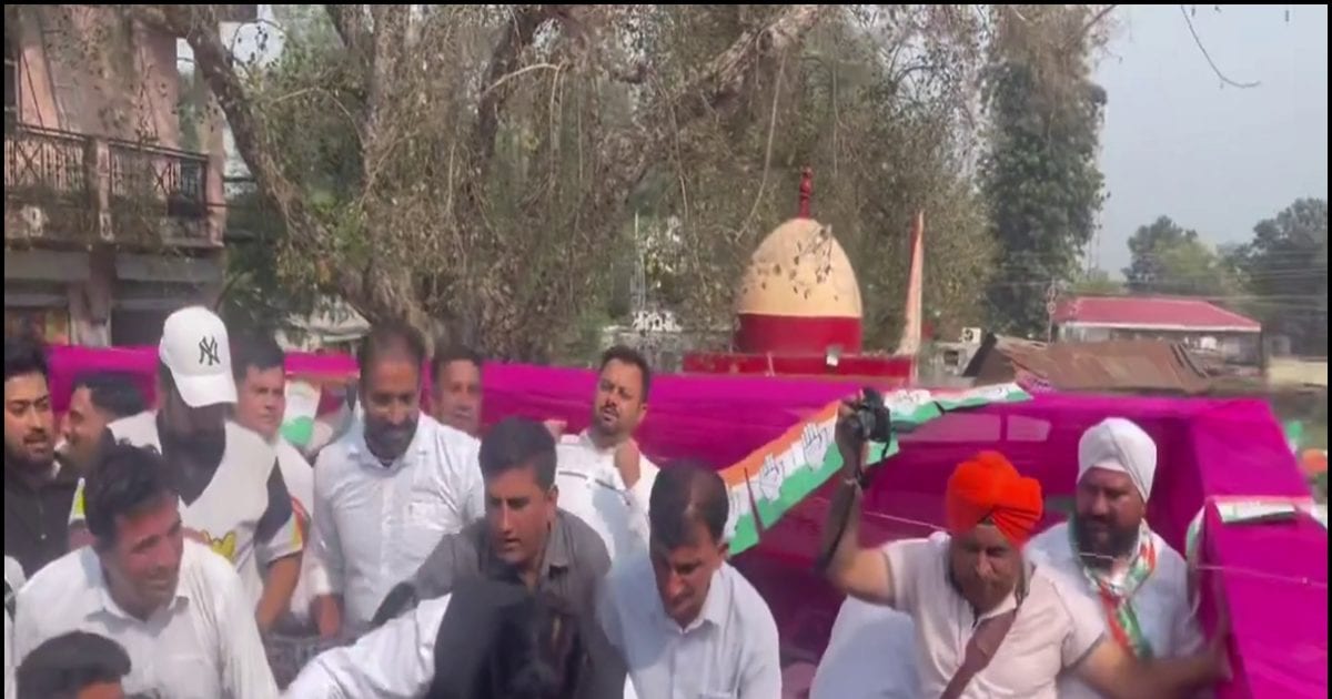 VIDEO: हरोली में कांग्रेस नेता मुकेश अग्निहोत्री की जनसभा में टूटा मंच ...