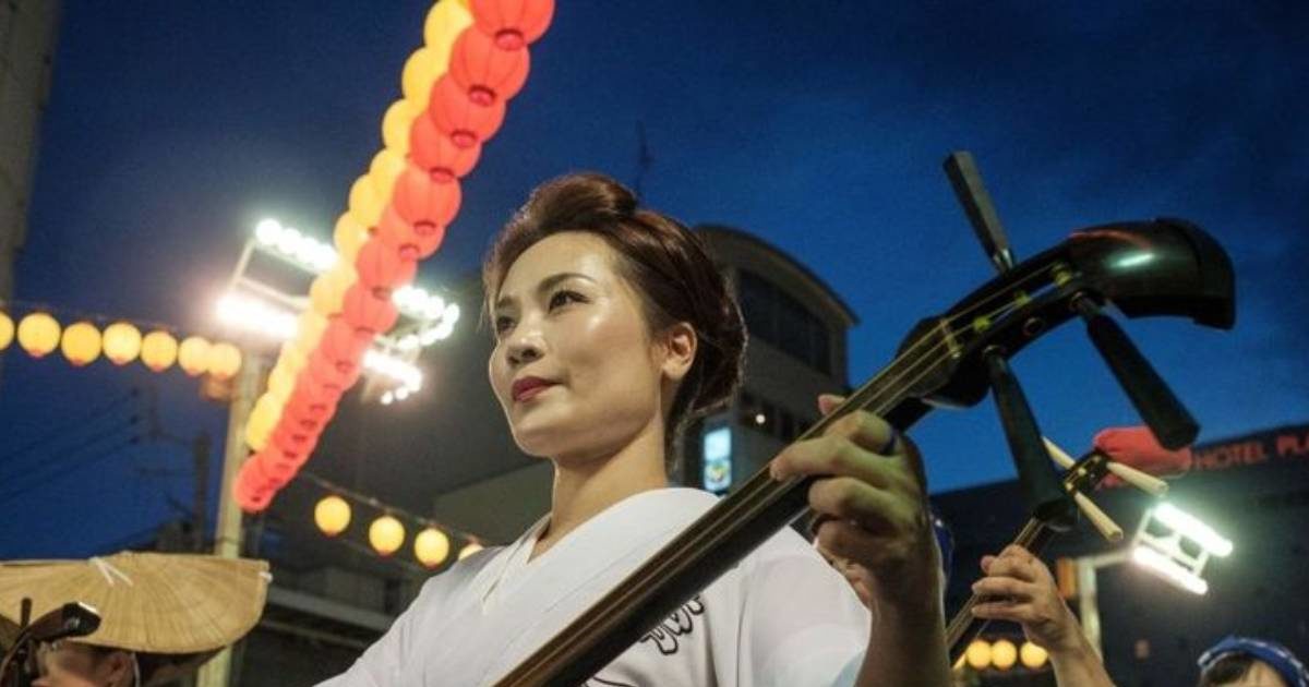 बिल्ली की खाल से बनाया जाता है अनोखा वाद्य यंत्र, गिटार की तरह शौक से ...