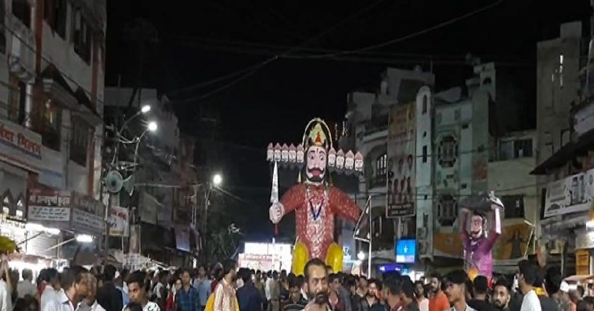 कोरोना काल के बाद पहली बार मनाया गया दशहरा, यहां निकलता है रावण का ...