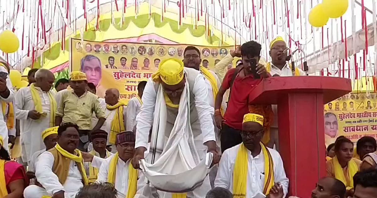 गाड़ी में पेट्रोल खत्म हो रहा है... मुझे चंदा चाहिए... यह कहकर ओपी ...