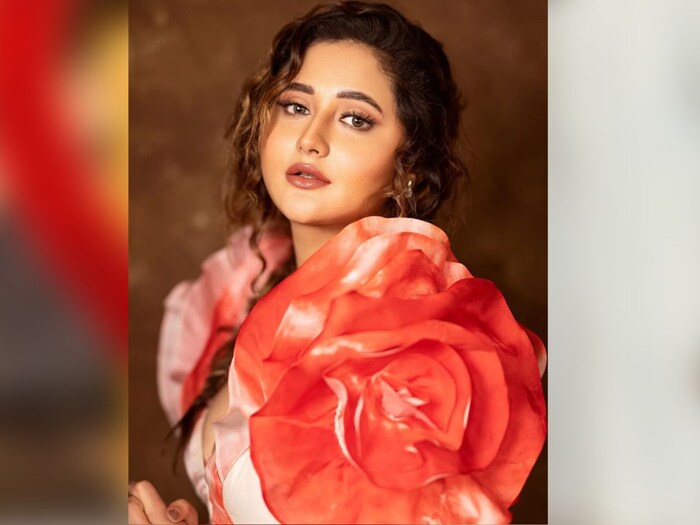 Rashami Desai PICS: रश्मि देसाई ने डीप नेक वाले Floor Touch Gown में ...