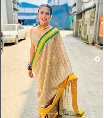 'नागिन' की अभिनेत्री सुरभि चंदना ने साड़ी में दिखाई अदाएं, खूबसूरती देख ...