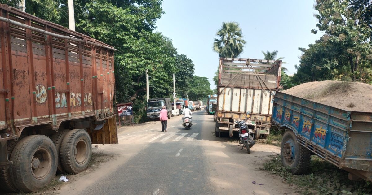 भोजपुर के इस पुलिस थाना ने सड़क का किया अतिक्रमण, दुर्घटना की बनी रहती ...