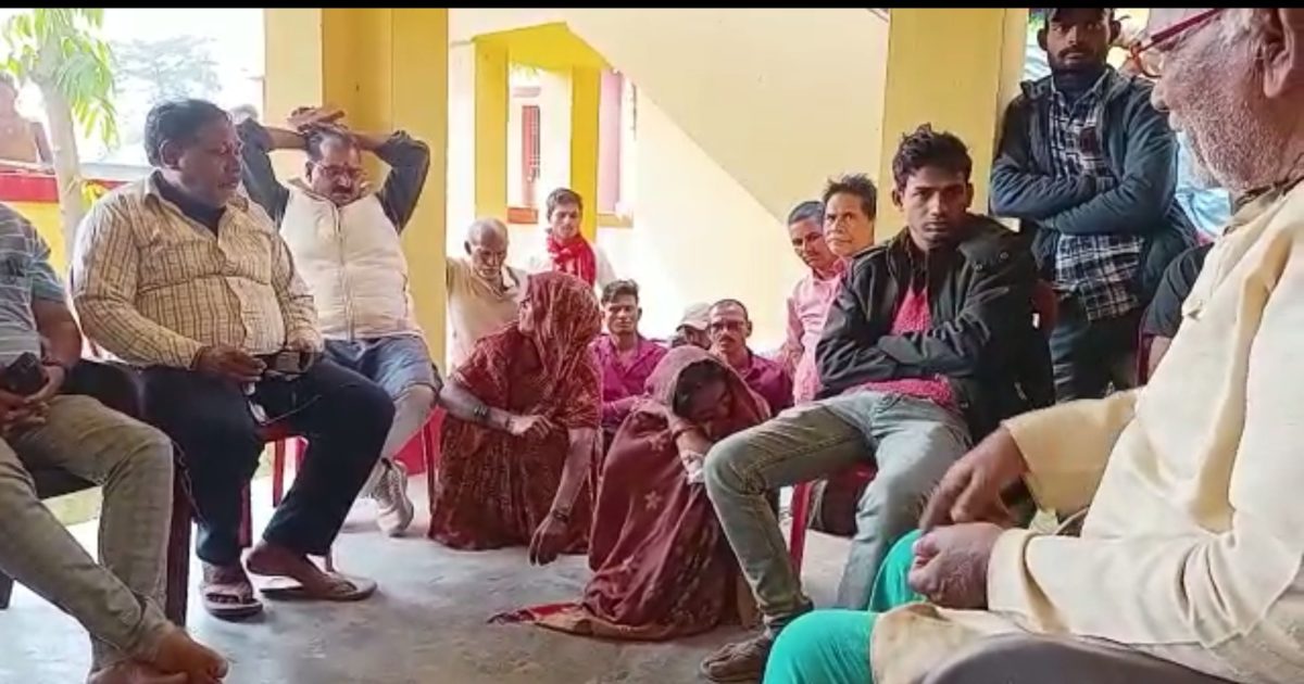 मैं हूं प्रेम रोगी, मेरी तीसरी शादी कराओ, भागलपुर में धरने पर बैठी ...