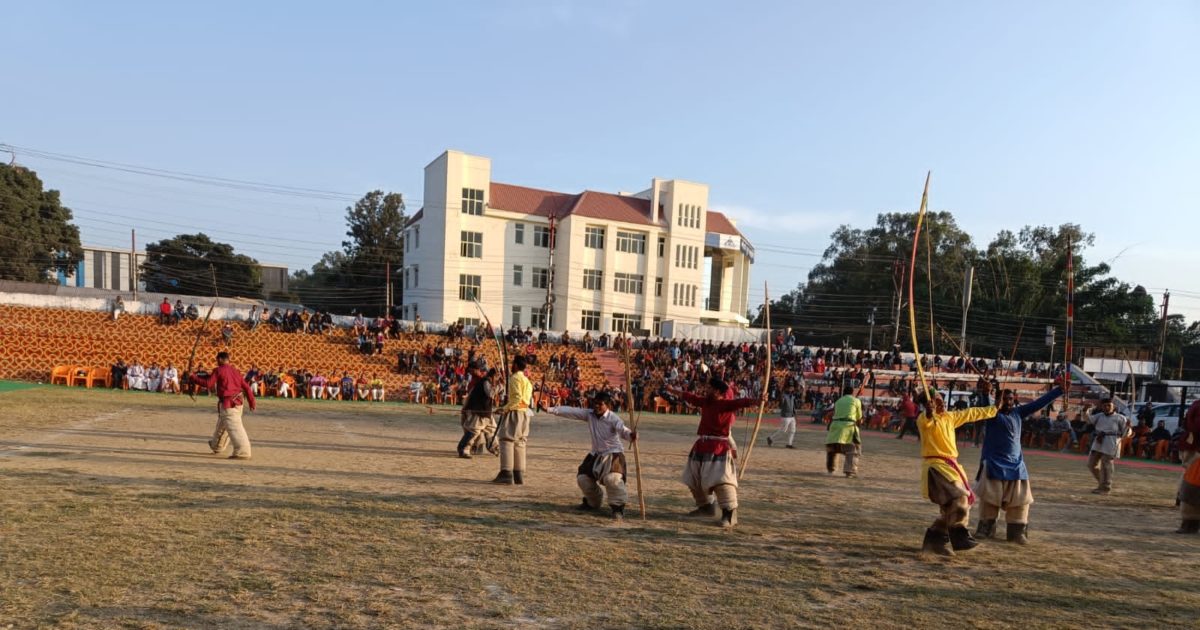 देहरादून में आमने-सामने कौरवों-पांडवों के वंशज! तीर-कमान लेकर किया ...